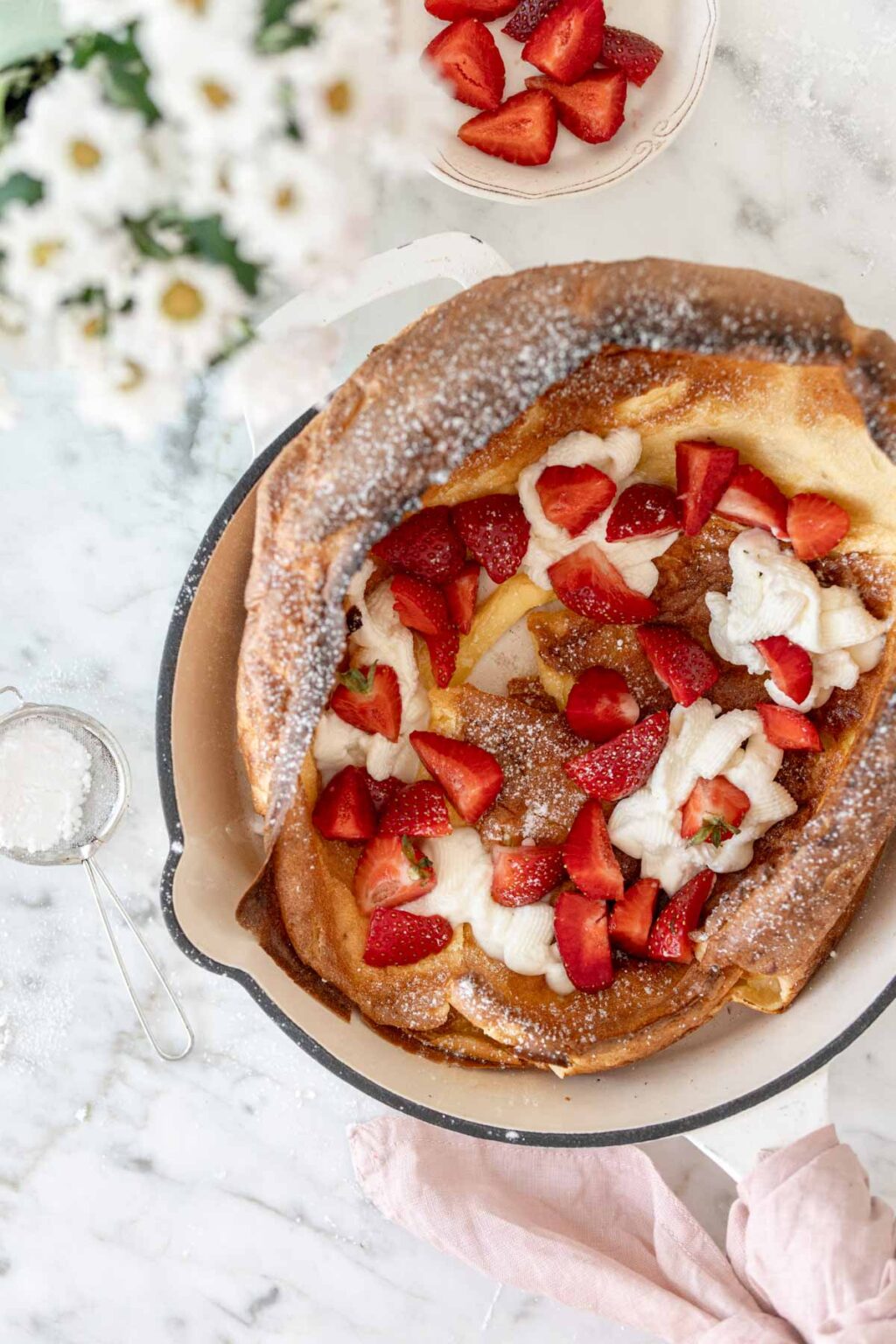 Omlet na słodko z piekarnika z truskawkami